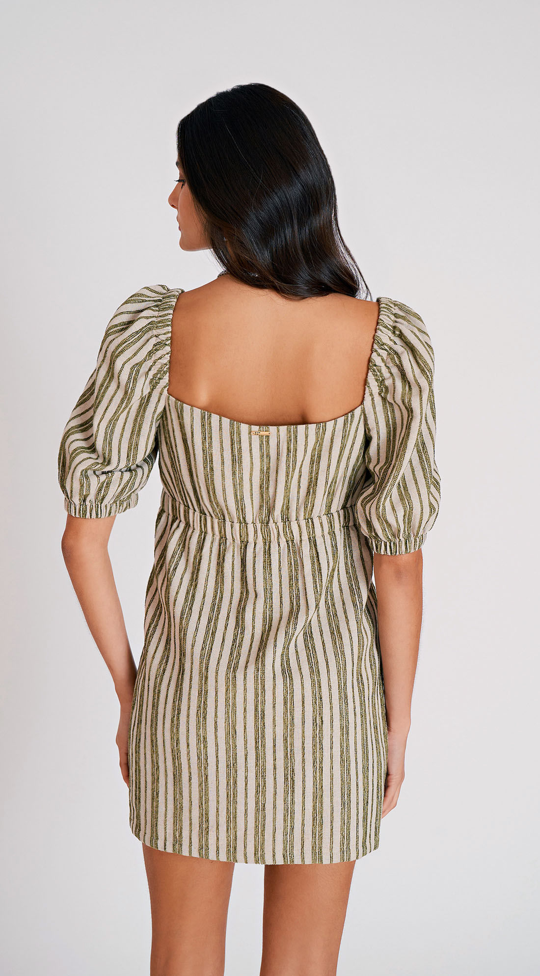 Vestido Zinco Curto Decote Coração Abertura Frente Cru Zinco